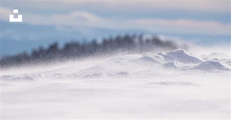 스노우보드를 타고 눈 덮인 슬로프를 내려가는 사람 사진 Unsplash의 무료 땅 이미지