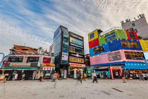 한국의 서울 마포구 홍대 거리의 상점들과 일몰 Stock Foto Adobe Stock