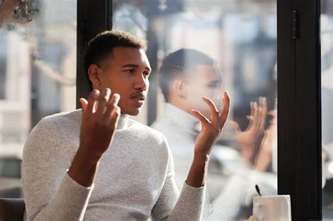 식당에서 대화를 나누는 친구들 퇴근 후 또는 카페 바에서 커피를 마시는 동안 회의에 참석한 비즈니스 동료 젊은 여자에 대한 스톡 사진 및 기타 이미지 Istock