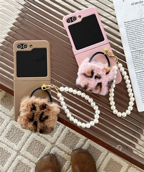 갤럭시 Z플립5 Z플립4 Z플립3 레오파드 호피 인조 모피 토끼 털 가방모양 진주 키링 스트랩 슬림 하드 제트플립5 제트플립4 제트플립3 지플립5 지플립4 지플립3 케이스