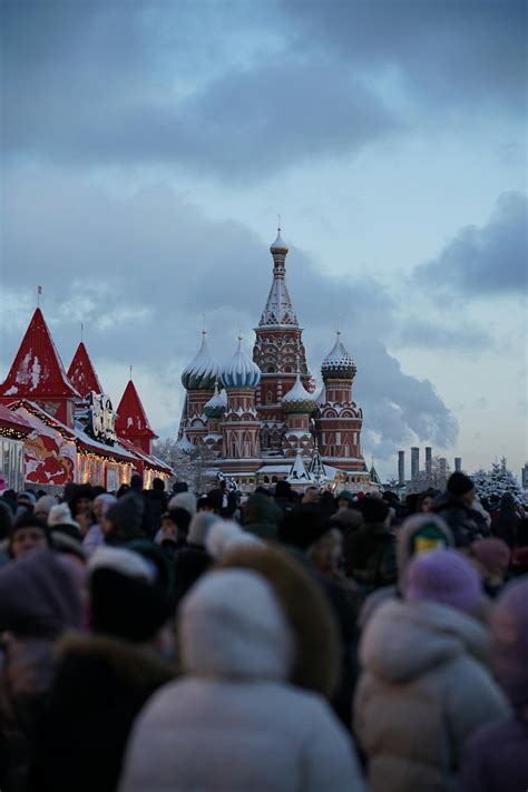 감기 건축 건축물의 경이로움 겨울 계절 관광 관광객 관광지 교회 군중 기념물 눈 다채로운 대성당 도시 도시 풍경 도시의 돔 랜드마크 러시아