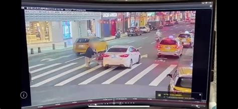 【有片】不滿過馬路沒被禮讓 行人持利剪抵駕駛胸口：我殺過人