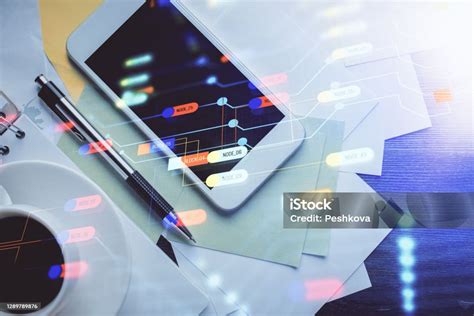 작업 테이블 데스크톱 위에 기술 테마 드로잉의 이중 노출 맨 위 보기입니다 글로벌 데이터 분석 개념 가구에 대한 스톡 사진 및