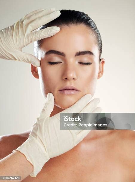 환자 미용 및 성형 수술은 피부과 콜라겐 화장품에 대 한 여자 얼굴에 손을 얹고 있습니다 얼굴 피부 라인용 화장품 필러용 미용사 장갑을 낀 스킨케어 모델 사람의 얼굴 사진