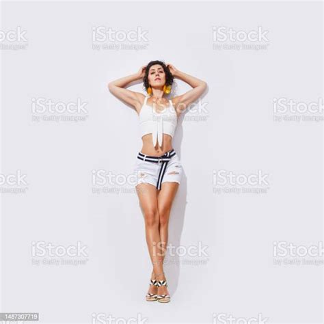 흰색 배경에 데님 반바지를 입은 젊은 날씬한 여성의 전체 길이 샷 30 34세에 대한 스톡 사진 및 기타 이미지 30 34세 가냘픈 갈색 머리 Istock