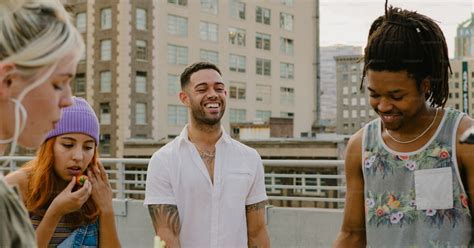 서로 주위에 서있는 사람들의 그룹 사진 Unsplash의 바깥 이미지