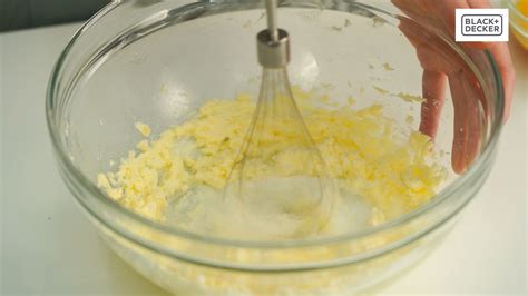 무선 핸드 블렌더로 간편하게 오렌지 구겔호프 케이크와 바닐라 라떼