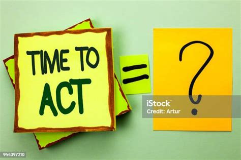 필기 텍스트 작성 시간을 법입니다 액션 순간 전략 마감 수행 시작 노력 연기 밝은 녹색 일반 배경에 쌓아 스티커 메모 용지에