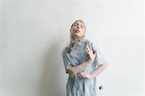 감정적인 개인적 투쟁 걱정 걱정하는 겁먹은 격리 고독 고독한 고민하는 고생 한 공포증 괴로운 마음 괴로움 깊은 생각 깜짝 놀란 남자 내성적 인