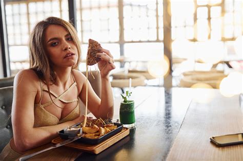 금발의 여자 에 뜨거운 착용 앉아 앉아서 테이블에 패스트 푸드를 먹는다 20 24세에 대한 스톡 사진 및 기타 이미지 20 24세 감자 요리 건강하지 못한 생활방식