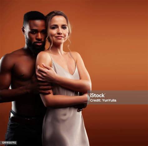 젊은 예쁜 커플 다양한 인종 함께 갈색 배경에 민감한 포즈 라이프 스타일 사람들 개념 2명에 대한 스톡 사진 및 기타 이미지 2명 갈색 개념 Istock
