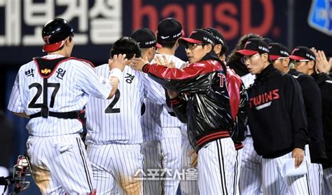 공동 1위 점프 Lg 염경엽 감독 주전 3루수 문보경이 결정적 한 방 Ss잠실in 네이트 스포츠