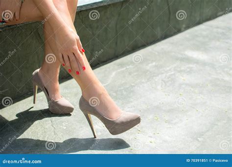 Bella Ragazza Con Le Gambe Lunghe Ed I Chiodi Lucidati Rossi Immagine