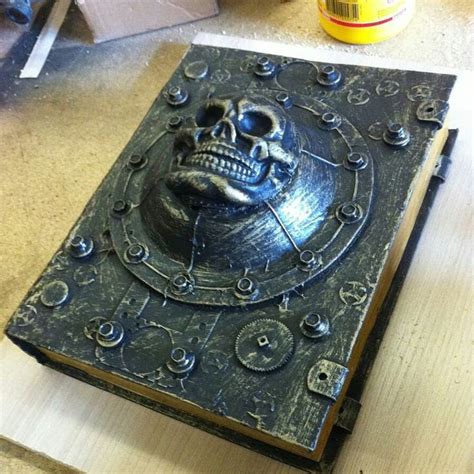 Книга-бар для виски - идеальный подарок с черепом