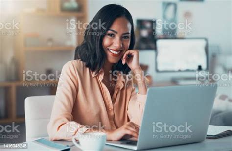 기업가 중소기업 소유자 또는 신생 기업 직원은 회사의 사명과 비전에 동기를 부여받습니다 사무실의 책상에서 노트북으로 일하는 행복한 비즈니스 여성의 초상화 비즈니스에 대한