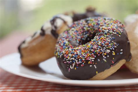 무료 이미지 생기게 하다 초콜릿 빵 굽기 디저트 수제의 생과자 빵집 쿡 도넛 초코 케이크 착빙 도너츠 요리법 단맛 리코 뿌리 귀부인 구운