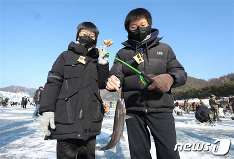 산천어 잡았어요 뉴스1
