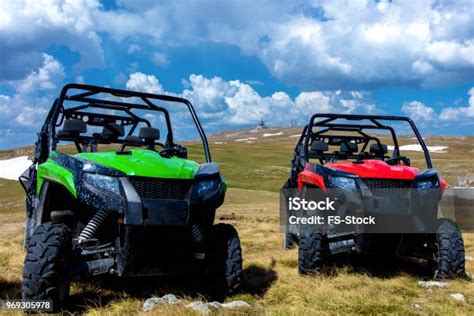 주차 Atv와 Utv 구름과 푸른 하늘 배경에서 산의 정상에 2 륜 마차 4륜 오토바이에 대한 스톡 사진 및 기타 이미지 4륜 오토바이 오프로드 자동차 산 Istock