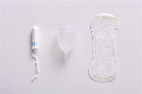 여성 친밀한 위생 제품의 사진 생리대 생리컵 탐폰을 흰색 배경 위에 분리한 이미지 소녀의 위생의 다른 방법 진과학과 친밀한 개념 개념에 대한 스톡 사진 및 기타 이미지