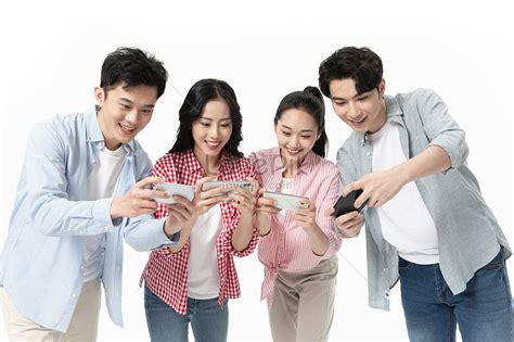 젊은 사람들이 함께 모바일 게임 사진 무료 다운로드 Lovepik