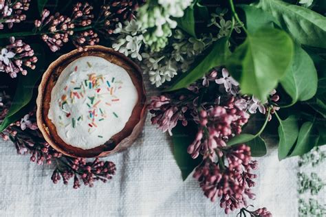 행복한 부활절 라일락 꽃과 소박한 배경에 부활절 케이크 평면도 텍스트 공간 인사말 카드 개념 사진 Unsplash의 녹색 색상 이미지