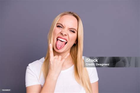 매력적인 쾌활 한 콘텐츠 밀레 니 얼 세대 얼굴 찡 그리기 축 하 여행 부주의 비명 외침 소리 기쁘게 옷을 입고 T 셔츠 청소년