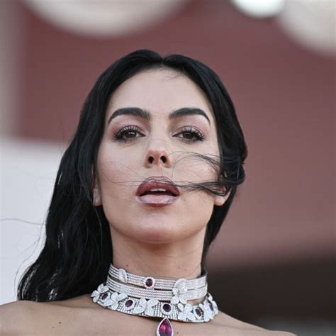 جورجينا رودريغز تكشف أسرار جمالها في عامها الثلاثين بالصور مجلة هي