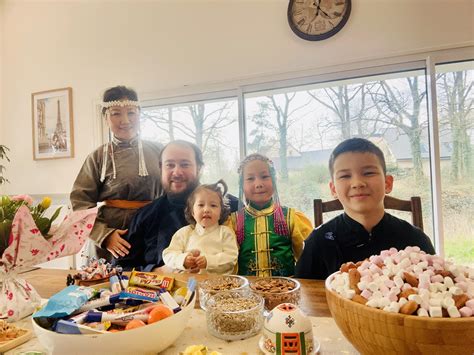 Jikas Diary Амар байна уу Өв соёлоо дээдлэж Өвөг дээдсээрээ бахархаж үндэсний баяраа хотол