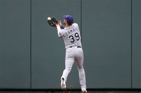 Video Kevin Kiermaier Amazes With Willy Mays Style Catch