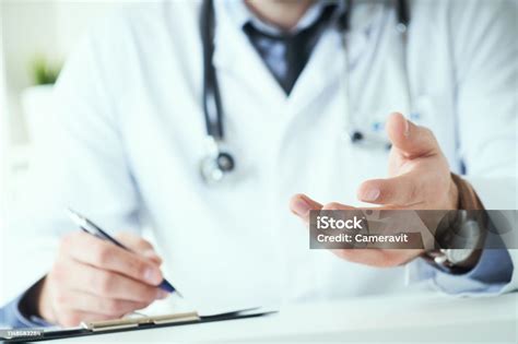 남성 의사는 정중 하 게 의료 사무실에 앉아 환자를 초대 환영 제스처를 만들기 피사계 심도가 있는 사진 건강 진단에 대한 스톡 사진 및 기타 이미지 Istock