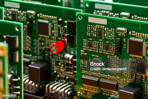 전자 아이디어 납땜 Smd 또는 표면 장착 부품으로 생산된 자동차 인쇄 회로 기판의 극단적 인 클로즈업 가로 이미지 컴포지션 0명에 대한 스톡 사진 및 기타 이미지 Istock