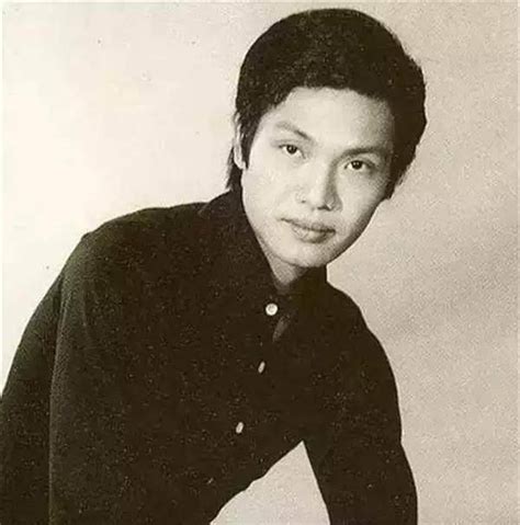 弟弟是大口青，表弟是亚洲影帝姜大卫，他是写实警匪片导演祖师张彻王钟电影