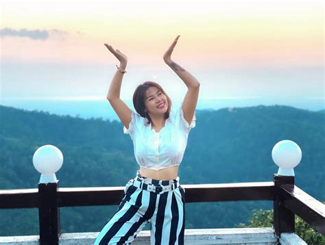 သင်္ကြန်ဖက်ရှင်လေးနဲ့ ပရိသတ်တွေကို သီချင်းတွေဆိုပြနေတဲ့ ရှင်ယွန်းမြတ်ရဲ့ ဗီဒီယိုဖိုင်လေး