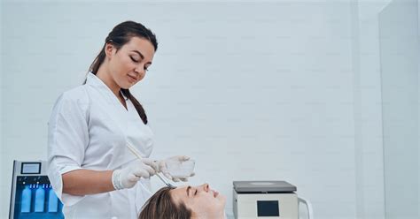 스킨케어 마스크를 착용하는 것을 즐기면서 얼굴에 미소를 짓는 친절한 여성 사진 Unsplash의 바디 케어 이미지