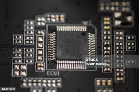 컴퓨터 구성 요소 Pcb에서 Pc까지 개인용 컴퓨터의 마더보드에 칩 커패시터 및 커넥터를 연결합니다 전자 장치의 회로 기판을 닫습니다 현대 기술 배경 Brand Name
