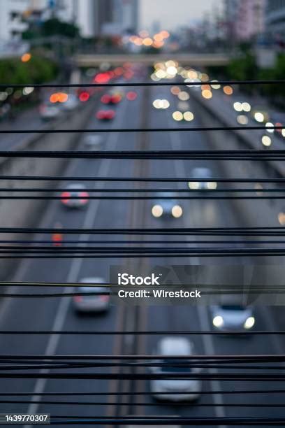 전기 및 통신 오버 헤드 케이블은 태국 방콕에서 자동차 교통과 다시 거리 글로벌 커뮤니케이션에 대한 스톡 사진 및 기타 이미지 글로벌 커뮤니케이션 도시 방콕 Istock