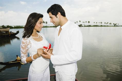 成年人两个人夫妻微笑横图室外白天爱情旅游度假湖河流船礼物印度亚洲行人游客游人浪漫路人旅客恩爱放松恋人摄影生活方式甲板南亚喀拉拉邦印度