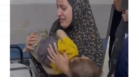 فيديو من غزة أم مكلومة تحاول إيقاظ بنتها المتوفاة لإرضاعها