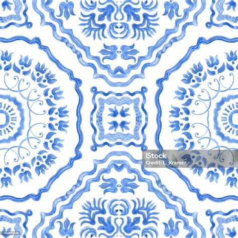 흰색 배경에 인디고 블루 다마스크 매끄러운 패턴을 그린 수채화 지중해 마졸리카 세라믹 페인팅 스타일의 손으로 그린 바로크양식과 꽃 장식이 있는 스페인 타일 벽지 장식 바틱