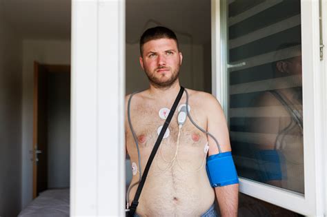 심장 모니터가있는 남자의 초상화 심장 작업의 연구 심장학 홀터 모니터 의료 진단 건강 관리 병원 심전도 센서 심전도 및 혈압 측정 건강 검진에 대한 스톡 사진 및 기타