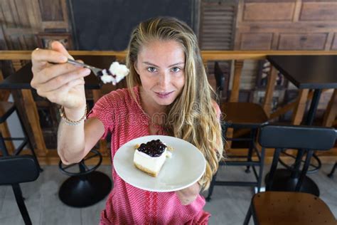 La Ragazza Mangia Il Dolce La Ragazza Fresca Con Il Dolce Fotografia Stock Immagine Di