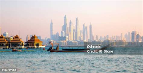 두바이 아랍 에미리트 팜 주메이라 해변의 두바이 마리나 전망과 전통 보트 0명에 대한 스톡 사진 및 기타 이미지 0명 건물 외관 건축 Istock