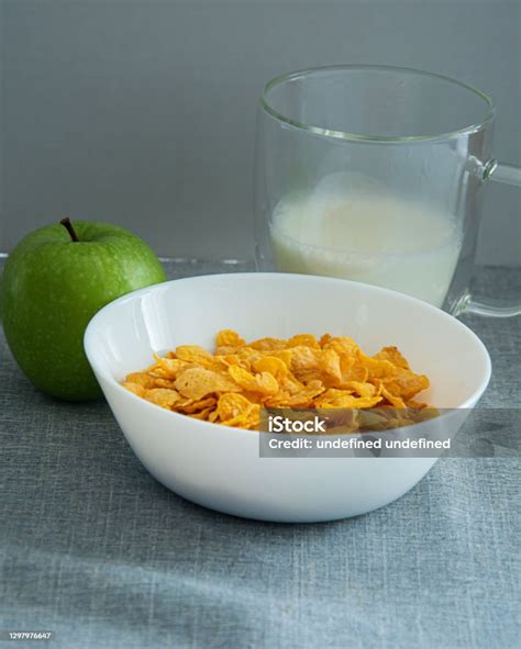 흰 용기에 콘플레이크 그릇 우유와 녹색 사과 의 유리 건강한 아침 식사 의미 0명에 대한 스톡 사진 및 기타 이미지 0명 가득 찬 건강한 생활방식 Istock