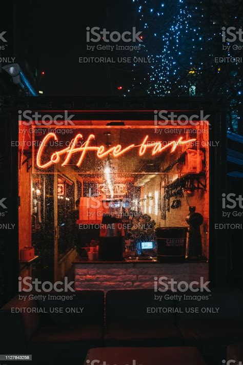 조명된 창 고 네온 카 나리 워프 런던 영국에 있는 커피 바에 서명 0명에 대한 스톡 사진 및 기타 이미지 0명 2019년 가게 표시 Istock