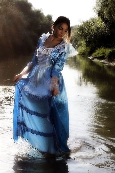Девушка в голубом | Tie dye skirt, Victorian dress, Fashion