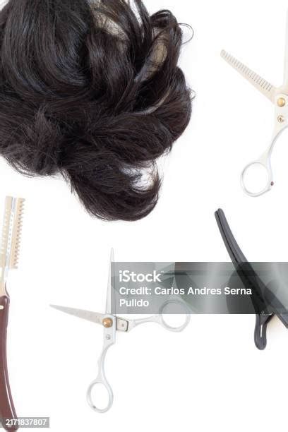 흰색 배경에 한 쌍의 전문 가위 이발사 블레이드 및 헤어 클립으로 둘러싸인 검은 색 자물쇠 이발사 도구와 가발 0명에 대한 스톡 사진 및 기타 이미지 Istock