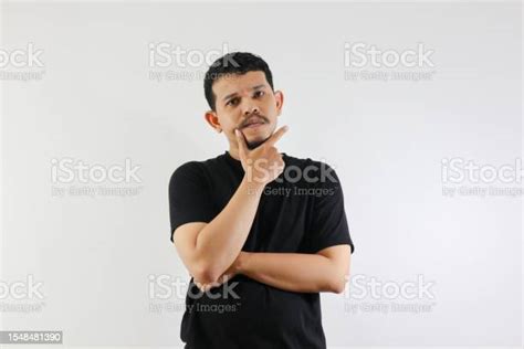 검은색 캐주얼 셔츠를 입은 성인 아시아 남성이 생각하는 몸짓 의심스러운 표정을 짓고 있다 30 34세에 대한 스톡 사진 및 기타 이미지 30 34세 남성 남자