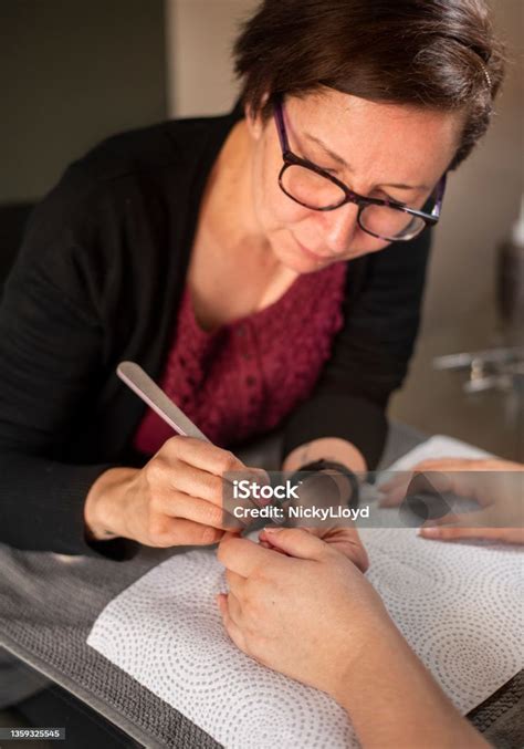 미용실에서 매니큐어 를 하는 동안 고객의 손톱을 제출하는 미용사 2명에 대한 스톡 사진 및 기타 이미지 2명 30 34세 40 44세 Istock