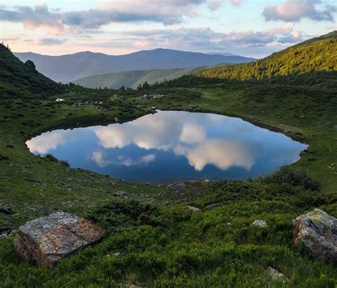 Гірське озерце в Карпатах