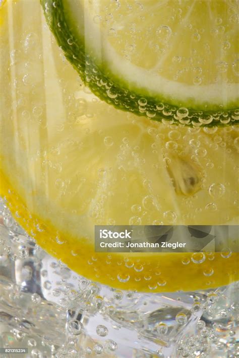 레몬과 라임 조각 얼음 조각으로 소 다 물에 거품과의 근접 촬영 0명에 대한 스톡 사진 및 기타 이미지 0명 감귤류 과일 건강한 생활방식 Istock